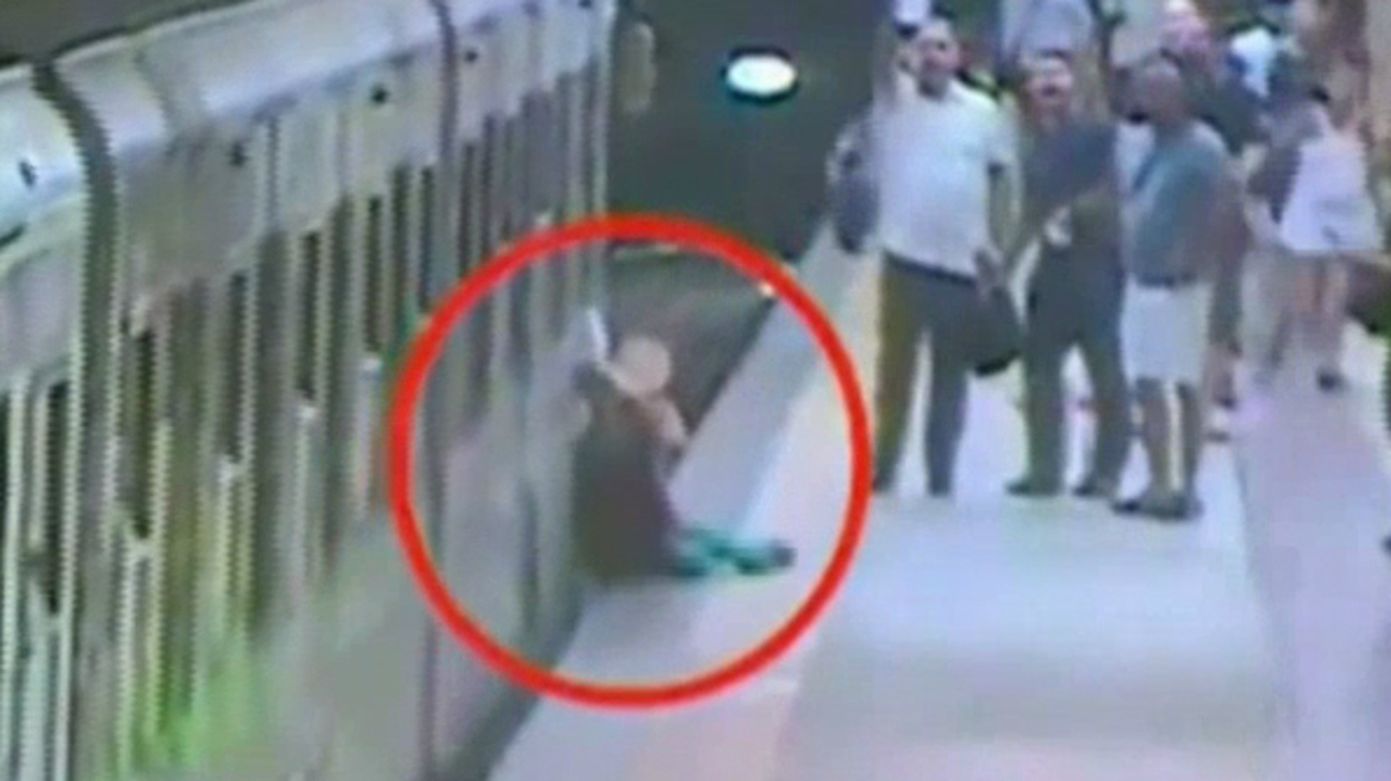 Video Woman Dragged Along Rome Subway Platform After Bag Gets