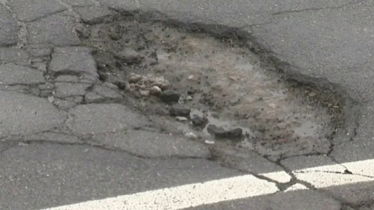 Crews to repair pothole on I-75 in Detroit after...